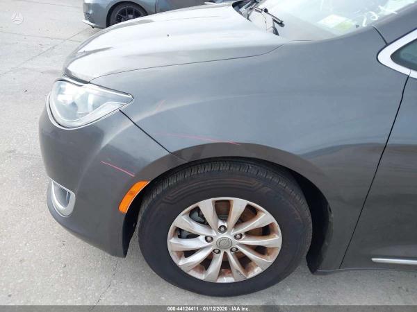 Grey Chrysler Pacifica 2017 in Kaunas, with an engine capacity of 3.61 L and mileage of 1 thousand km for 7000 €, photo 10 on AUTOMOTO.COM.LV