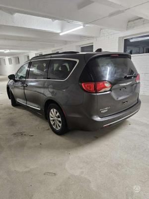 Grey Chrysler Pacifica 2017 in Panevezys, with an engine capacity of 3.61 L and mileage of 289 thousand km for 6800 €, photo 3 on AUTOMOTO.COM.LV