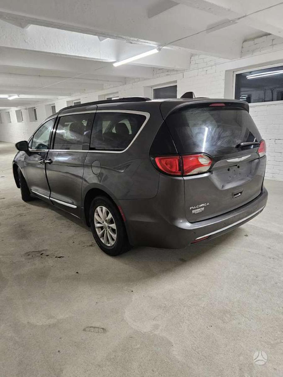Grey Chrysler Pacifica 2017 in Panevezys, with an engine capacity of 3.61 L and mileage of 289 thousand km for 6800 €, photo 3 on AUTOMOTO.COM.LV