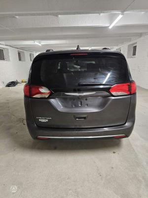Grey Chrysler Pacifica 2017 in Panevezys, with an engine capacity of 3.61 L and mileage of 289 thousand km for 6800 €, photo 4 on AUTOMOTO.COM.LV