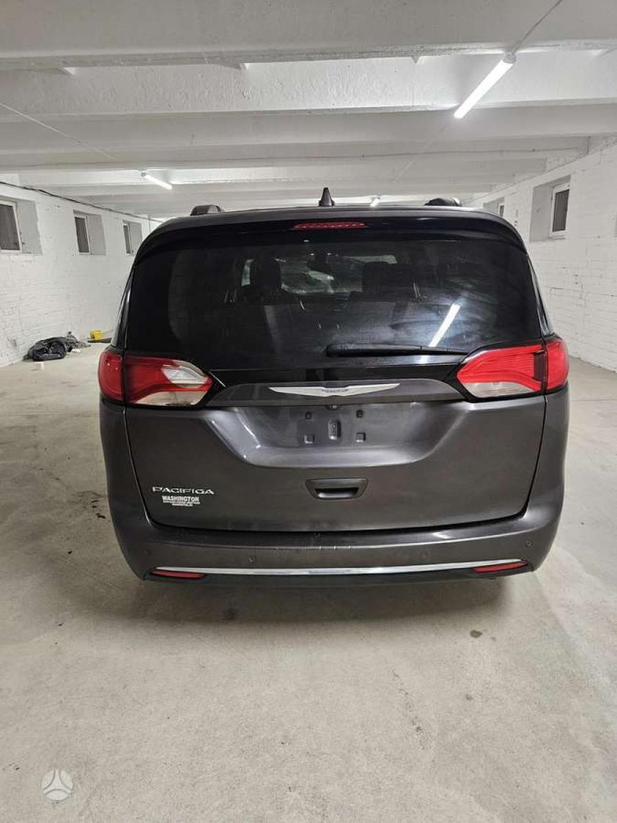 Grey Chrysler Pacifica 2017 in Panevezys, with an engine capacity of 3.61 L and mileage of 289 thousand km for 6800 €, photo 4 on AUTOMOTO.COM.LV