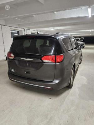 Grey Chrysler Pacifica 2017 in Panevezys, with an engine capacity of 3.61 L and mileage of 289 thousand km for 6800 €, photo 5 on AUTOMOTO.COM.LV