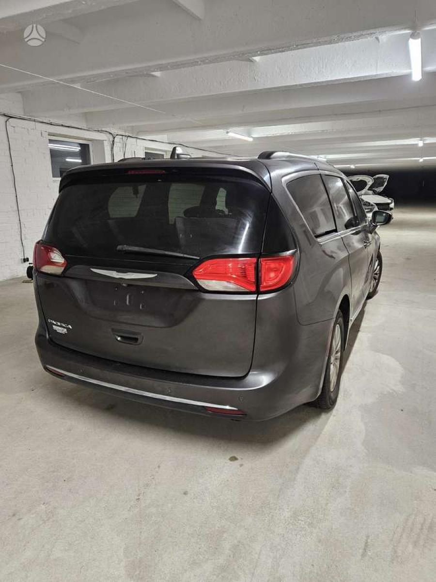 Grey Chrysler Pacifica 2017 in Panevezys, with an engine capacity of 3.61 L and mileage of 289 thousand km for 6800 €, photo 5 on AUTOMOTO.COM.LV