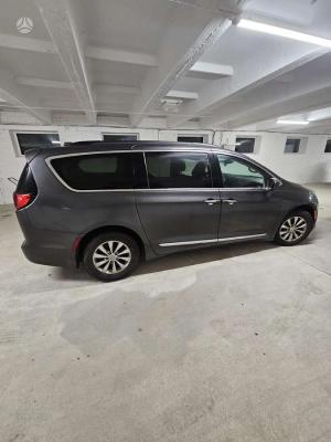 Grey Chrysler Pacifica 2017 in Panevezys, with an engine capacity of 3.61 L and mileage of 289 thousand km for 6800 €, photo 6 on AUTOMOTO.COM.LV