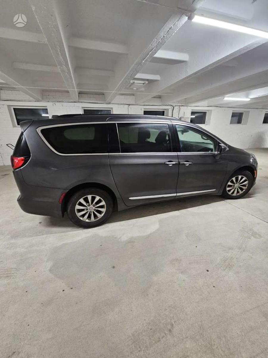 Grey Chrysler Pacifica 2017 in Panevezys, with an engine capacity of 3.61 L and mileage of 289 thousand km for 6800 €, photo 6 on AUTOMOTO.COM.LV