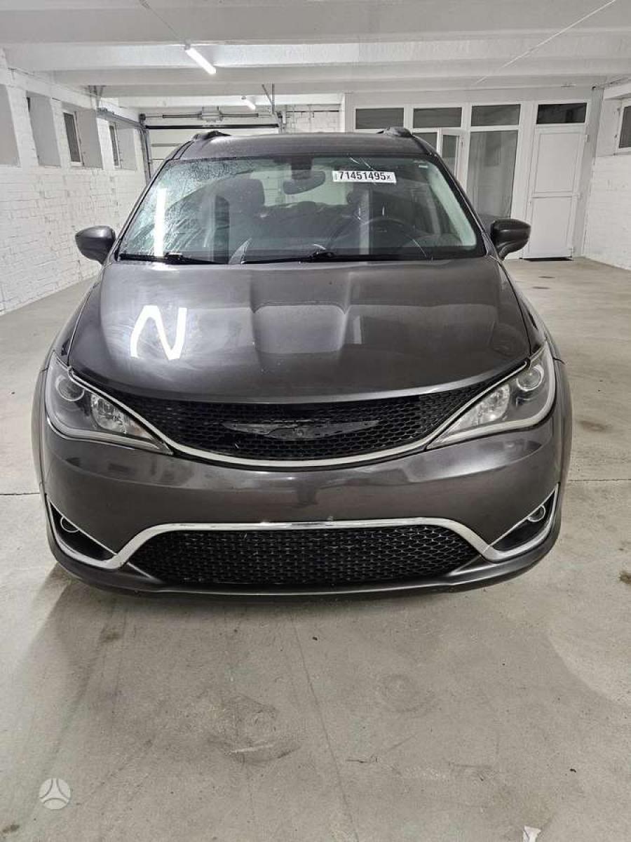 Grey Chrysler Pacifica 2017 in Panevezys, with an engine capacity of 3.61 L and mileage of 289 thousand km for 6800 €, photo 8 on AUTOMOTO.COM.LV