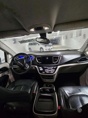 Grey Chrysler Pacifica 2017 in Panevezys, with an engine capacity of 3.61 L and mileage of 289 thousand km for 6800 €, photo 10 on AUTOMOTO.COM.LV