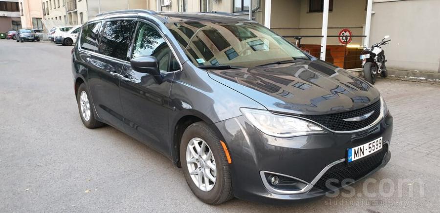 Grey Chrysler Pacifica 2017 in Riga, with an engine capacity of 3.60 L and mileage of 128 thousand km for 14900 €, photo 1 on AUTOMOTO.COM.LV