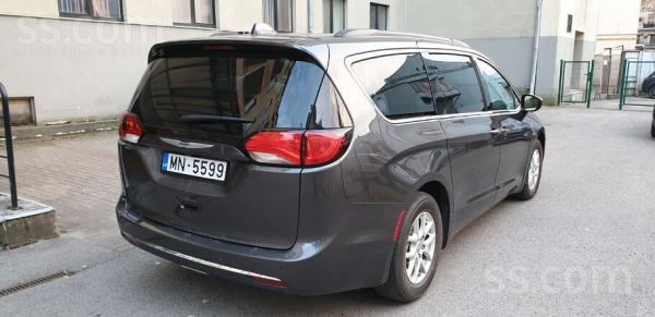 Pelēks Chrysler Pacifica 2017 Rīga, ar dzinēja tilpumu 3.60 L un nobraukumu 128 tūkst. km par 14900 €, foto 2 vietnē AUTOMOTO.COM.LV
