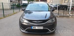 Grey Chrysler Pacifica 2017 in Riga, with an engine capacity of 3.60 L and mileage of 128 thousand km for 14900 €, photo 4 on AUTOMOTO.COM.LV