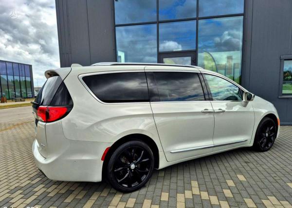 Grey Chrysler Pacifica 2017 in Siauliai, with an engine capacity of 3.60 L and mileage of 190 thousand km for 15700 €, photo 6 on AUTOMOTO.COM.LV