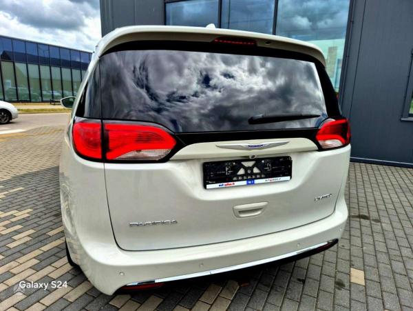 Grey Chrysler Pacifica 2017 in Siauliai, with an engine capacity of 3.60 L and mileage of 190 thousand km for 15700 €, photo 8 on AUTOMOTO.COM.LV