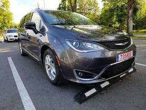 Grey Chrysler Pacifica 2017 in Prienai, with an engine capacity of 3.61 L and mileage of 169 thousand km for 12800 €, photo 3 on AUTOMOTO.COM.LV