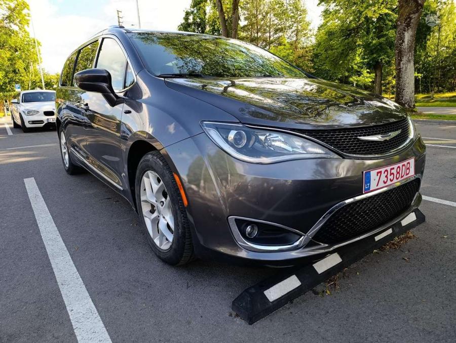 Grey Chrysler Pacifica 2017 in Prienai, with an engine capacity of 3.61 L and mileage of 169 thousand km for 12800 €, photo 3 on AUTOMOTO.COM.LV
