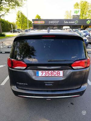 Grey Chrysler Pacifica 2017 in Prienai, with an engine capacity of 3.61 L and mileage of 169 thousand km for 12800 €, photo 5 on AUTOMOTO.COM.LV
