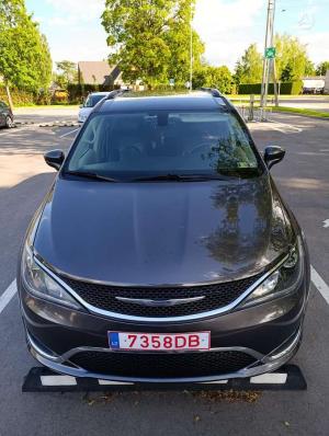Grey Chrysler Pacifica 2017 in Prienai, with an engine capacity of 3.61 L and mileage of 169 thousand km for 12800 €, photo 7 on AUTOMOTO.COM.LV