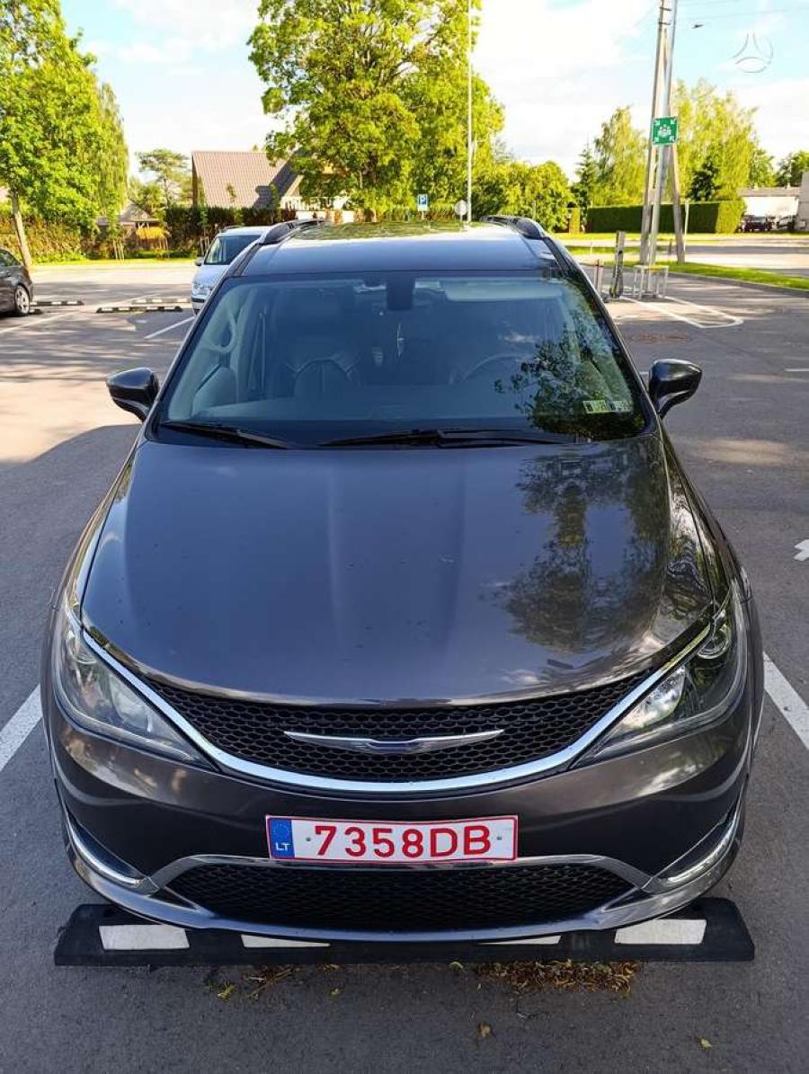 Grey Chrysler Pacifica 2017 in Prienai, with an engine capacity of 3.61 L and mileage of 169 thousand km for 12800 €, photo 7 on AUTOMOTO.COM.LV