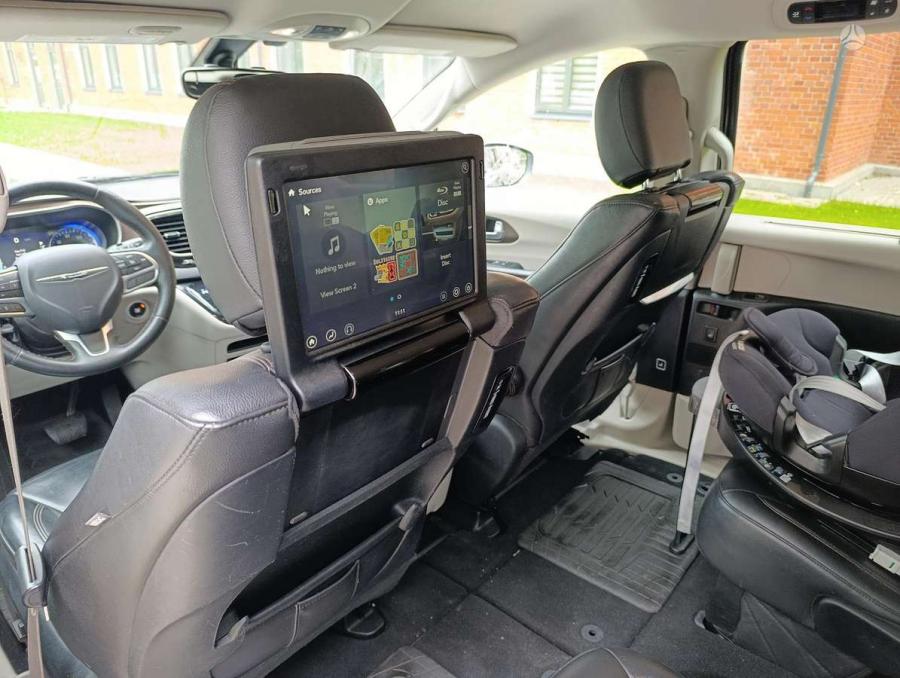 Grey Chrysler Pacifica 2017 in Prienai, with an engine capacity of 3.61 L and mileage of 169 thousand km for 12800 €, photo 9 on AUTOMOTO.COM.LV