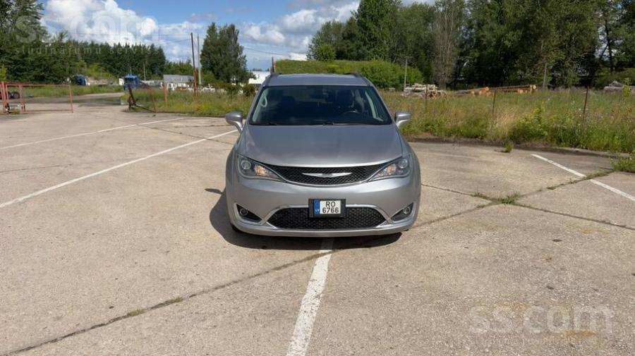 Pelēks Chrysler Pacifica 2017 Rīga, ar dzinēja tilpumu 3.60 L un nobraukumu 193 tūkst. km par 15000 €, foto 3 vietnē AUTOMOTO.COM.LV