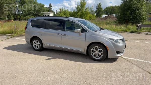 Grey Chrysler Pacifica 2017 in Riga, with an engine capacity of 3.60 L and mileage of 193 thousand km for 15000 €, photo 3 on AUTOMOTO.COM.LV