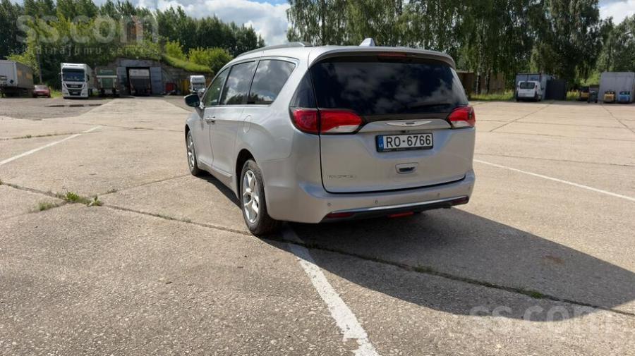 Pelēks Chrysler Pacifica 2017 Rīga, ar dzinēja tilpumu 3.60 L un nobraukumu 193 tūkst. km par 15000 €, foto 5 vietnē AUTOMOTO.COM.LV