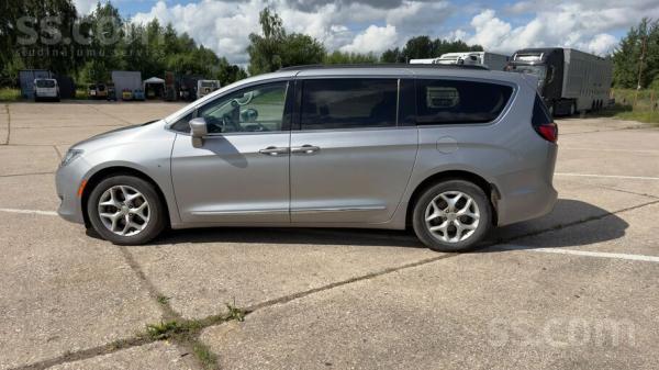 Grey Chrysler Pacifica 2017 in Riga, with an engine capacity of 3.60 L and mileage of 193 thousand km for 15000 €, photo 5 on AUTOMOTO.COM.LV