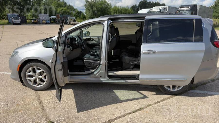Pelēks Chrysler Pacifica 2017 Rīga, ar dzinēja tilpumu 3.60 L un nobraukumu 193 tūkst. km par 15000 €, foto 7 vietnē AUTOMOTO.COM.LV