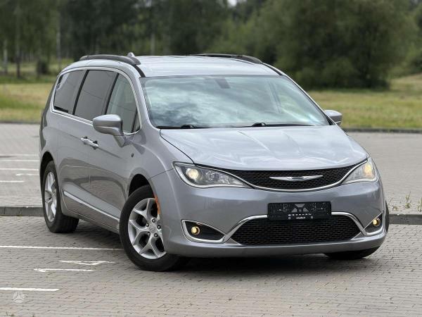 Pelēks Chrysler Pacifica 2017 Kauņa, ar dzinēja tilpumu 3.60 L un nobraukumu 220 tūkst. km par 17600 €, foto 1 vietnē AUTOMOTO.COM.LV