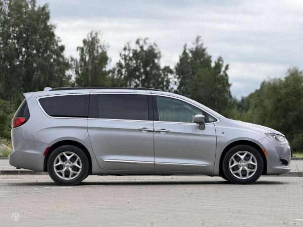 Pelēks Chrysler Pacifica 2017 Kauņa, ar dzinēja tilpumu 3.60 L un nobraukumu 220 tūkst. km par 17600 €, foto 4 vietnē AUTOMOTO.COM.LV