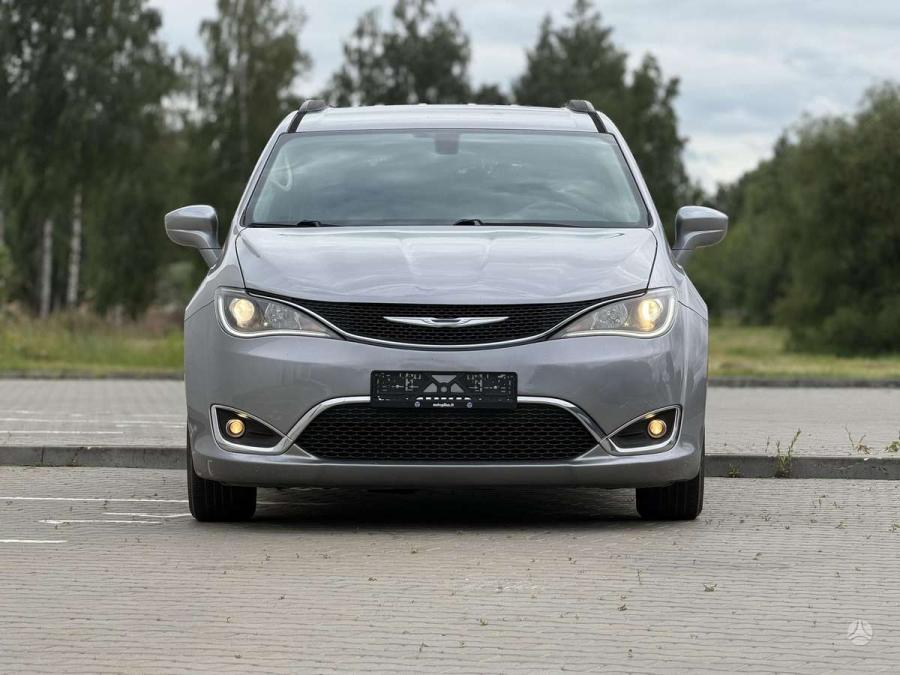 Pelēks Chrysler Pacifica 2017 Kauņa, ar dzinēja tilpumu 3.60 L un nobraukumu 220 tūkst. km par 17600 €, foto 3 vietnē AUTOMOTO.COM.LV