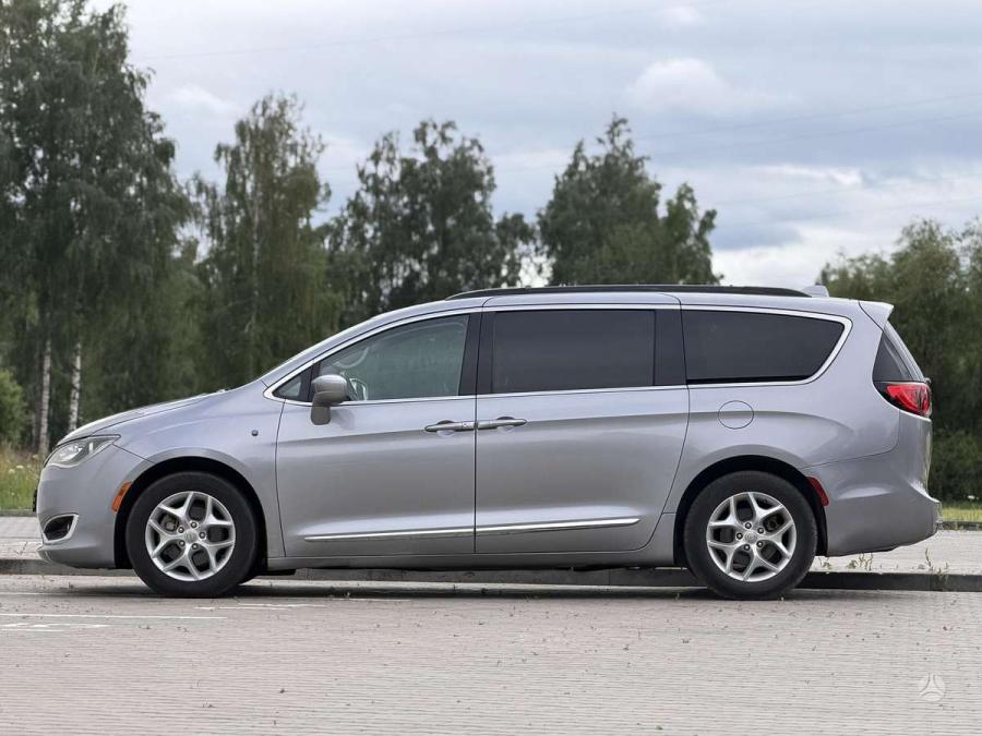 Pelēks Chrysler Pacifica 2017 Kauņa, ar dzinēja tilpumu 3.60 L un nobraukumu 220 tūkst. km par 17600 €, foto 4 vietnē AUTOMOTO.COM.LV
