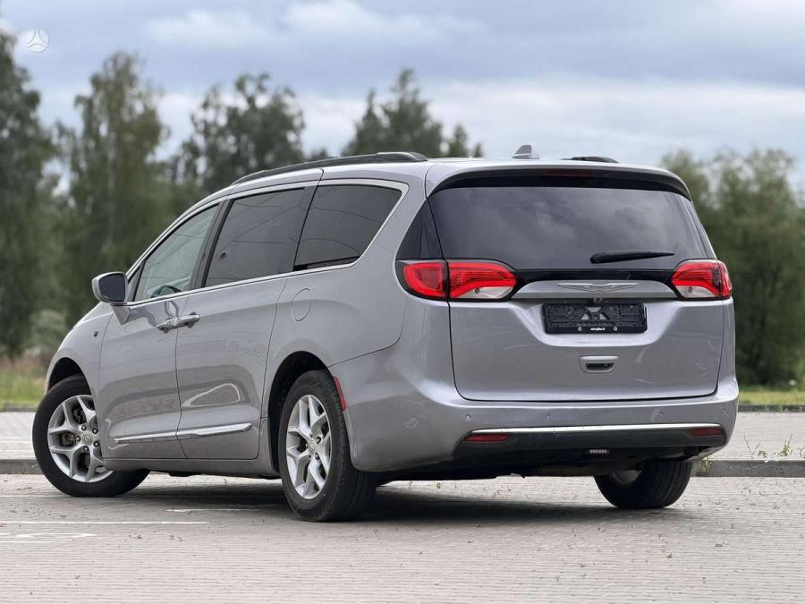 Pelēks Chrysler Pacifica 2017 Kauņa, ar dzinēja tilpumu 3.60 L un nobraukumu 220 tūkst. km par 17600 €, foto 6 vietnē AUTOMOTO.COM.LV