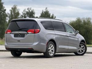 Pelēks Chrysler Pacifica 2017 Kauņa, ar dzinēja tilpumu 3.60 L un nobraukumu 220 tūkst. km par 17600 €, foto 7 vietnē AUTOMOTO.COM.LV
