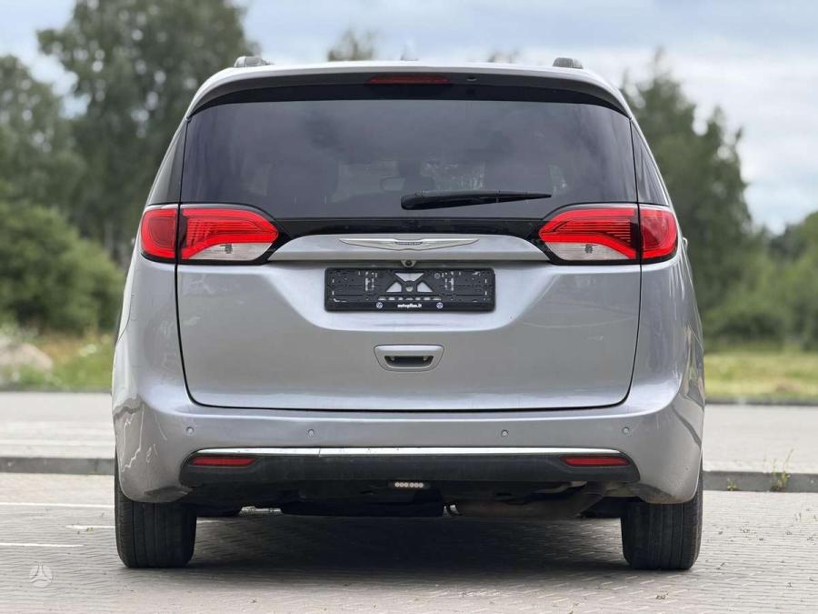 Pelēks Chrysler Pacifica 2017 Kauņa, ar dzinēja tilpumu 3.60 L un nobraukumu 220 tūkst. km par 17600 €, foto 8 vietnē AUTOMOTO.COM.LV