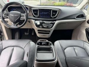 Pelēks Chrysler Pacifica 2017 Kauņa, ar dzinēja tilpumu 3.60 L un nobraukumu 220 tūkst. km par 17600 €, foto 9 vietnē AUTOMOTO.COM.LV