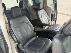 Pelēks Chrysler Pacifica 2017 Kauņa, ar dzinēja tilpumu 3.60 L un nobraukumu 220 tūkst. km par 17600 €, foto 12 vietnē AUTOMOTO.COM.LV