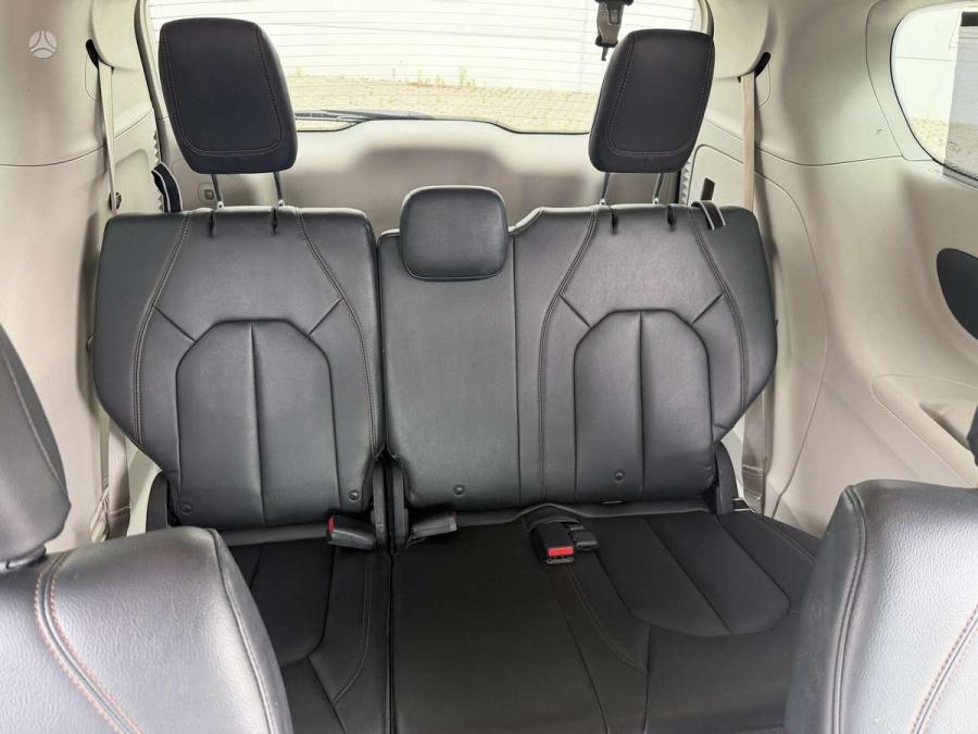 Pelēks Chrysler Pacifica 2017 Kauņa, ar dzinēja tilpumu 3.60 L un nobraukumu 220 tūkst. km par 17600 €, foto 13 vietnē AUTOMOTO.COM.LV