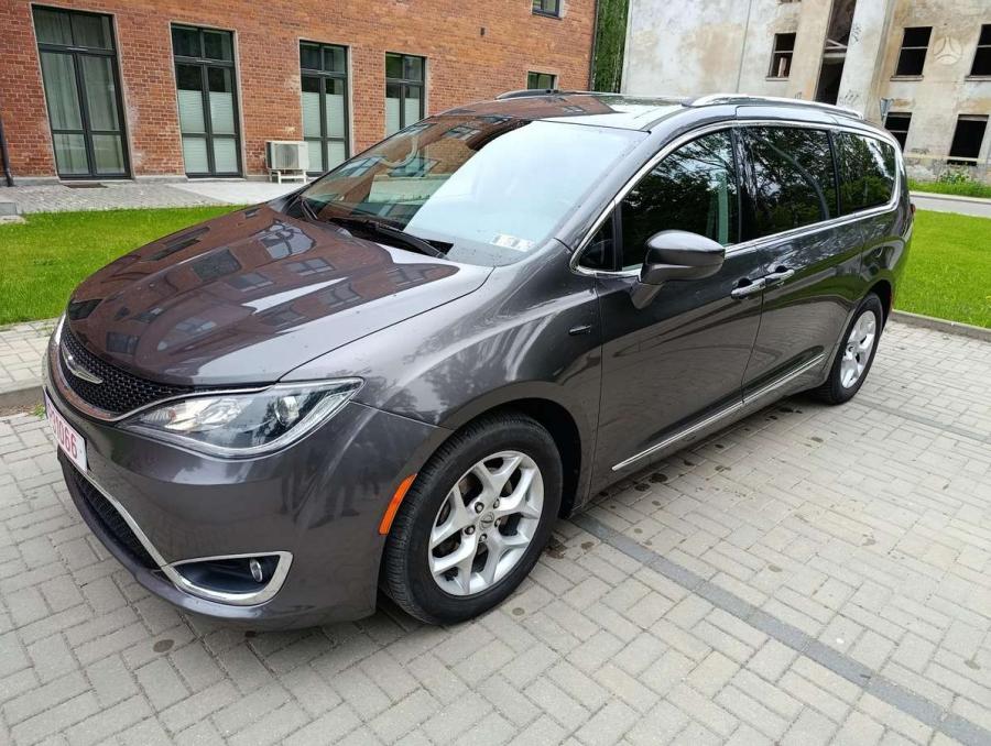 Pelēks Chrysler Pacifica 2017 Kauņa, ar dzinēja tilpumu 3.61 L un nobraukumu 169 tūkst. km par 11900 €, foto 1 vietnē AUTOMOTO.COM.LV