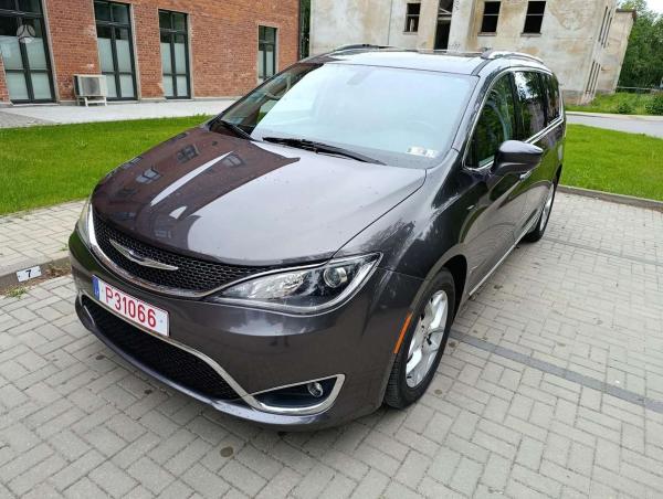 Grey Chrysler Pacifica 2017 in Kaunas, with an engine capacity of 3.61 L and mileage of 169 thousand km for 11900 €, photo 2 on AUTOMOTO.COM.LV