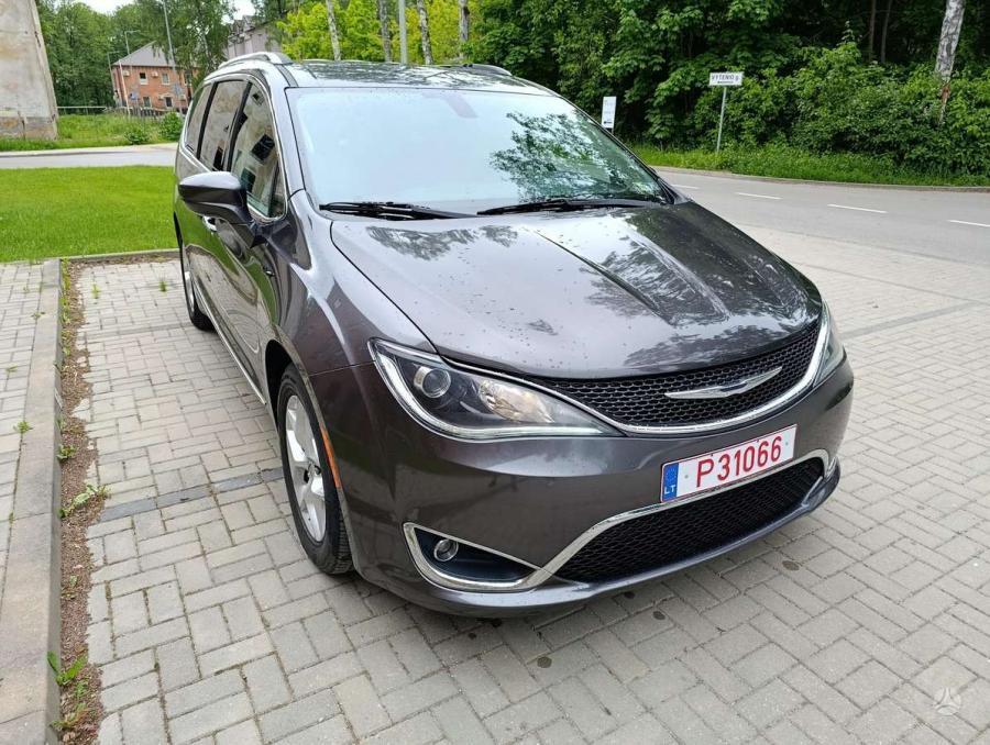 Pelēks Chrysler Pacifica 2017 Kauņa, ar dzinēja tilpumu 3.61 L un nobraukumu 169 tūkst. km par 11900 €, foto 4 vietnē AUTOMOTO.COM.LV