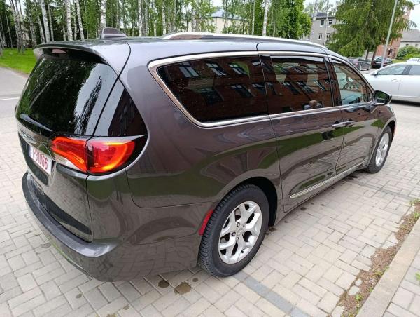 Grey Chrysler Pacifica 2017 in Kaunas, with an engine capacity of 3.61 L and mileage of 169 thousand km for 11900 €, photo 4 on AUTOMOTO.COM.LV