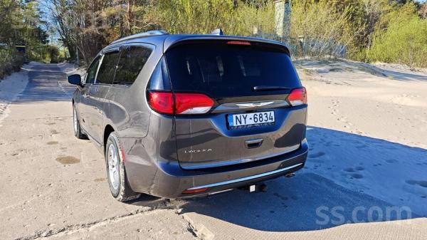 Pelēks Chrysler Pacifica 2017 Jūrmala, ar dzinēja tilpumu 3.60 L un nobraukumu 133 tūkst. km par 17300 €, foto 4 vietnē AUTOMOTO.COM.LV