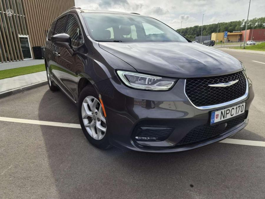 Grey Chrysler Pacifica 2017 in Klaipeda, with an engine capacity of 0.00 L and mileage of 145 thousand km for 15200 €, photo 1 on AUTOMOTO.COM.LV