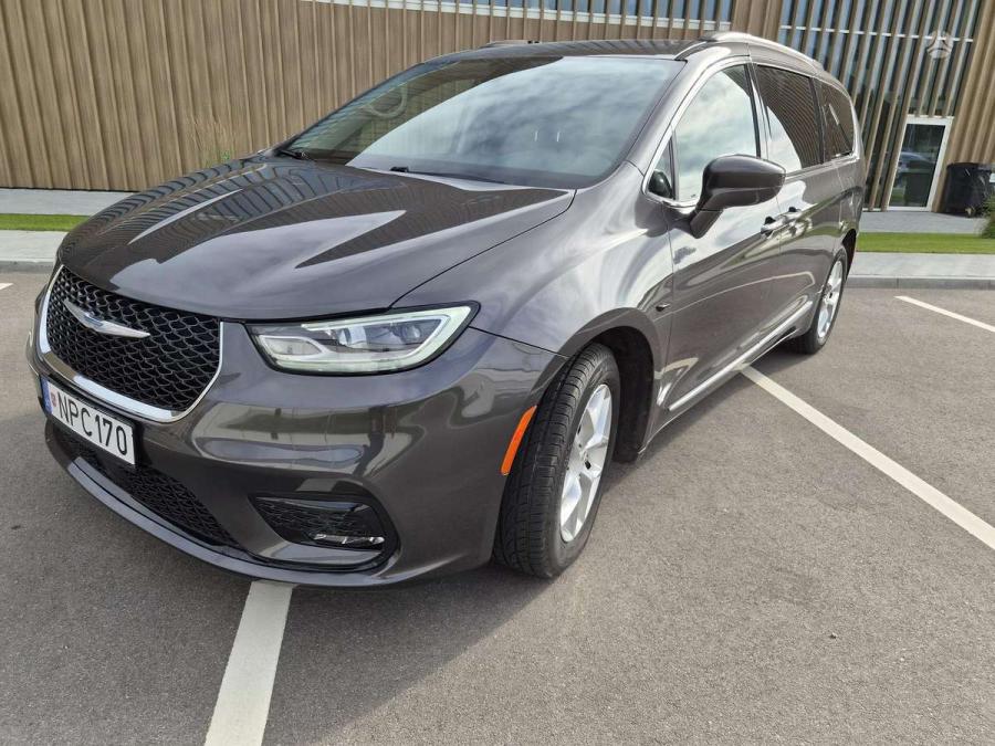 Grey Chrysler Pacifica 2017 in Klaipeda, with an engine capacity of 0.00 L and mileage of 145 thousand km for 15200 €, photo 3 on AUTOMOTO.COM.LV