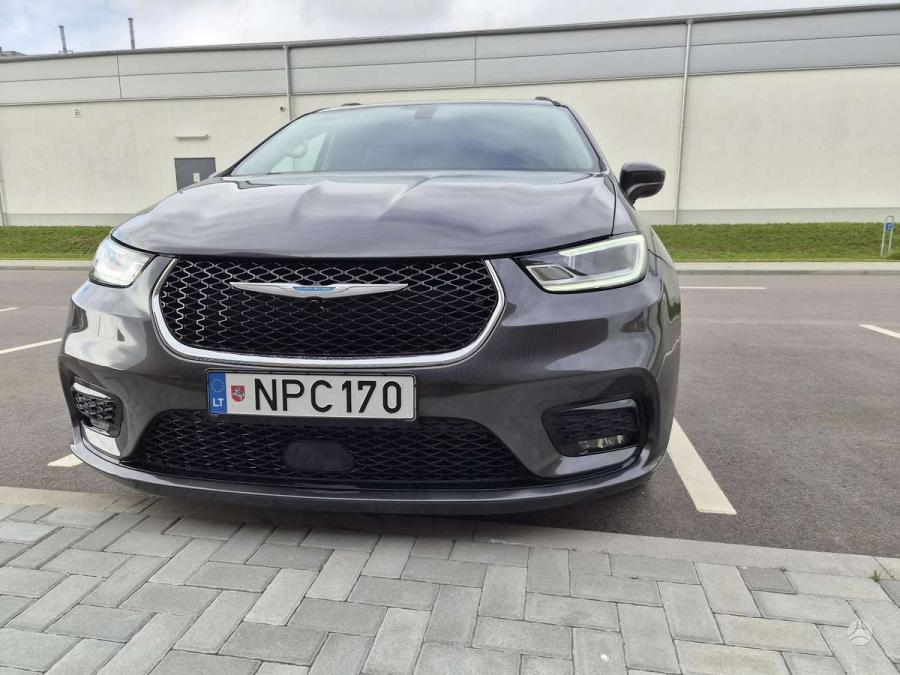 Grey Chrysler Pacifica 2017 in Klaipeda, with an engine capacity of 0.00 L and mileage of 145 thousand km for 15200 €, photo 4 on AUTOMOTO.COM.LV