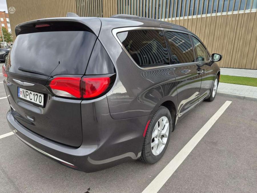 Grey Chrysler Pacifica 2017 in Klaipeda, with an engine capacity of 0.00 L and mileage of 145 thousand km for 15200 €, photo 5 on AUTOMOTO.COM.LV