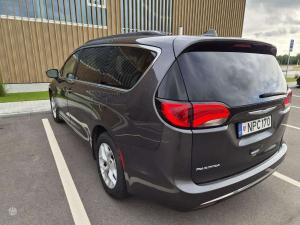 Grey Chrysler Pacifica 2017 in Klaipeda, with an engine capacity of 0.00 L and mileage of 145 thousand km for 15200 €, photo 6 on AUTOMOTO.COM.LV