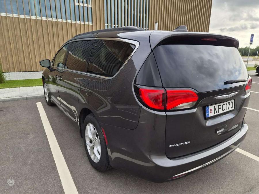 Grey Chrysler Pacifica 2017 in Klaipeda, with an engine capacity of 0.00 L and mileage of 145 thousand km for 15200 €, photo 6 on AUTOMOTO.COM.LV