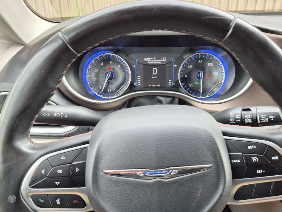 Grey Chrysler Pacifica 2017 in Klaipeda, with an engine capacity of 0.00 L and mileage of 145 thousand km for 15200 €, photo 7 on AUTOMOTO.COM.LV