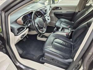Grey Chrysler Pacifica 2017 in Klaipeda, with an engine capacity of 0.00 L and mileage of 145 thousand km for 15200 €, photo 9 on AUTOMOTO.COM.LV